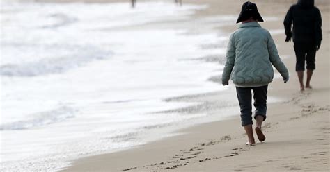 맨발로 걷는 겨울바다