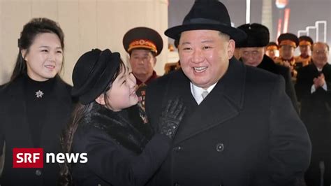 Protzige Militärparade Kim Jong Uns Tochter Mit Erstem Grossen