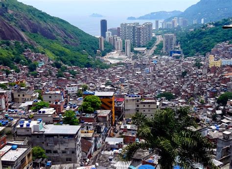 Calles De Favela Vidigal En Rio De Janeiro Fotografía Editorial
