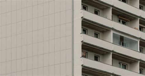 주차 미터기 옆에 앉아있는 높은 흰색 건물 사진 Unsplash의 베를린 이미지