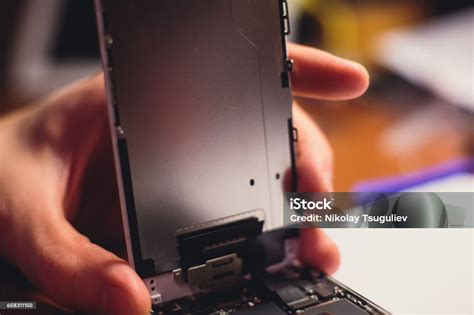 분해의 근접 프로세스 분해 깨진된 부서진된 디스플레이 유리 및 변경 내용을 집에서 현대 휴대 전화 스마트폰 Cpu에 대한 스톡 사진 및 기타 이미지 Istock
