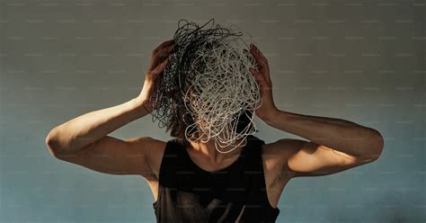 한 남자가 머리카락을 공중에 들고 있다 사진 Unsplash의 화난 이미지