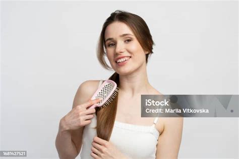 하얀 배경에 고립된 길고 건강한 머리를 빗어주는 아름다운 웃는 백인 여성 20 24세에 대한 스톡 사진 및 기타 이미지 20 24세 갈색 머리 거울 Istock