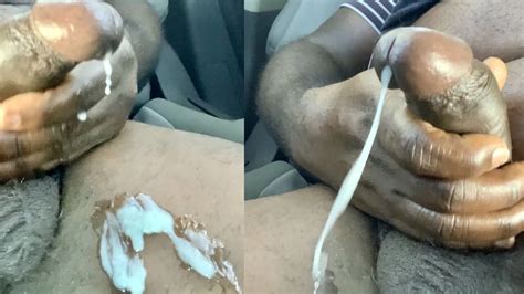 Schwarzer Typ wichst schwarzen Schwanz für große Ladung Sperma schwarzer Papi kommt im Auto
