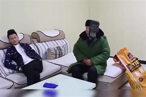 农村父亲来给女儿送年货，却被女婿赶出家门，女儿做法让人感动