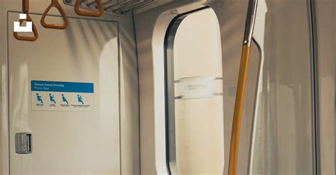 파란색 좌석과 창문이 있는 기차 칸 사진 Unsplash의 무료 가구 이미지