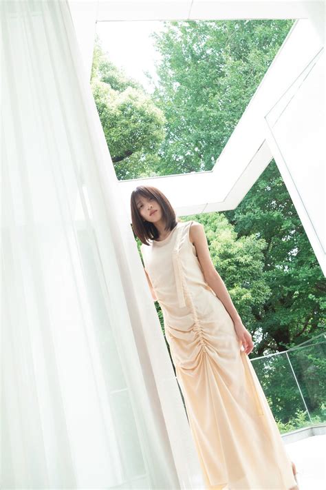 画像2 2 注目声優・花宮初奈“女神級”のドレス姿 アンニュイな表情で魅了 モデルプレス