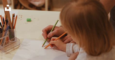 빨간색과 검은색 줄무늬 긴 소매 셔츠를 입은 남자가 흰 종이에 글을 쓰고 있다 사진 Unsplash의 무료 도면 이미지