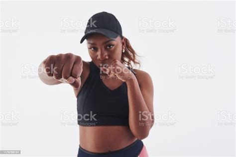 그것은 권투 시간입니다 흰색 배경에 대한 스튜디오에서 젊은 아름다운 아프리카 미국 여자 감정에 대한 스톡 사진 및 기타 이미지 감정 검은색 관능 Istock