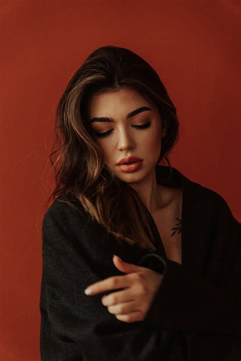 Una Donna Con Gli Occhi Chiusi Che Tiene Le Mani Unite Foto Moda