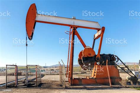 오일 웰에 있는 펌프 잭의 보기 펌프 잭은 유전에서 원유를 추출 하기 위해 석유 산업에서 사용 되는 장치입니다 가솔린에 대한 스톡 사진 및 기타 이미지 Istock