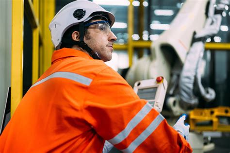 자동 로봇 팔의 부품을 확인하고 수리하는 전문 엔지니어 개발에 대한 스톡 사진 및 기타 이미지 개발 건설 기계류 건설