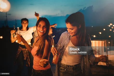 파티에서 칵테일을 즐기는 친구들 행복한 사람들의 그룹 재미 옥상에서 춤 남성에 대한 스톡 사진 및 기타 이미지 남성 남자
