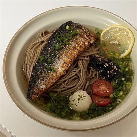 백색 그릇에 가득 담긴 면 생선 및 채소