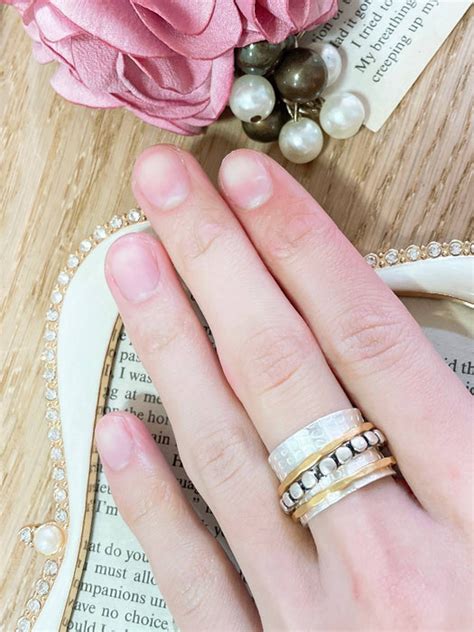Zoey Simmons Raised Texture Spinner Ring Sf — Sweet Intention