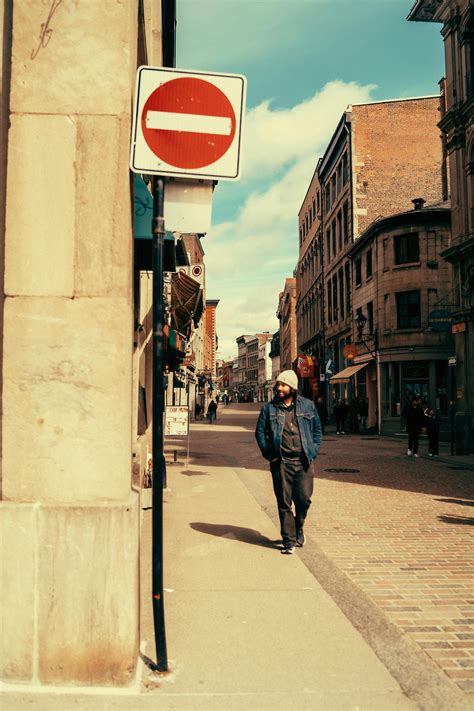 가방 가방 패션 거리 거리 패션 검은 옷 공공 도로 까만 재킷 남성 남성 모델 남자 넥타이 넥타이 패션 도로 도시 설정 도시 풍경 도시의 도시의