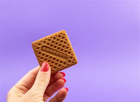 Galleta Cuadrada única Sostenida Por Mano Femenina Primer Plano De