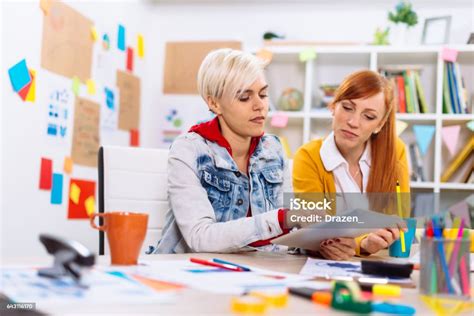 사무실성공적인 프로젝트를 개발 하는 현대 사무실에서 두 크리에이 티브 여자 시작에 팀웍 25 29세에 대한 스톡 사진 및 기타