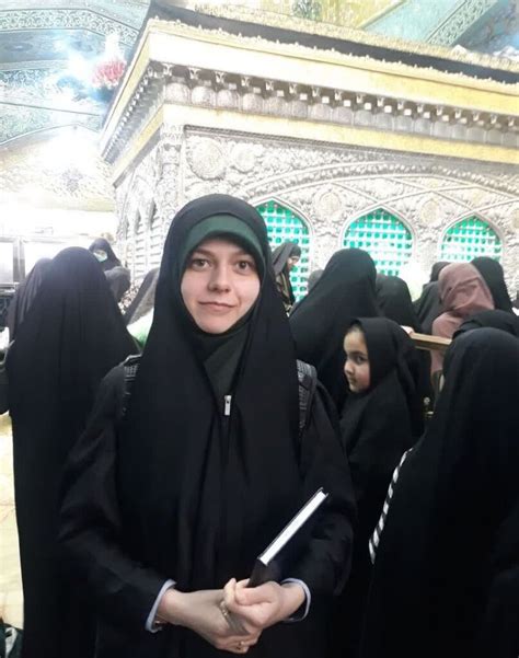 عکس ازدواج دختر محجبه آلبانیایی در حرم امام رضا ع همشهری آنلاین