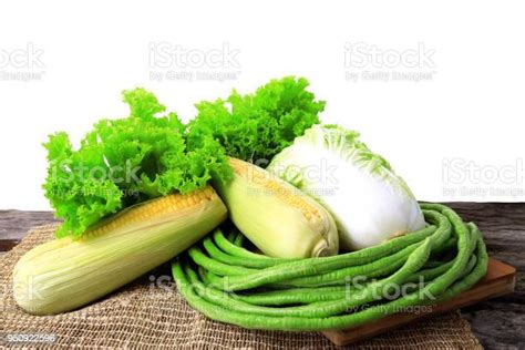 흰색 배경에 자루와 나무 테이블에 신선한 유기농 야채 양상추 중국 양배추 야드 긴 콩 달콤한 옥수수 식품 준비 개념 개념에 대한 스톡 사진 및 기타 이미지 Istock