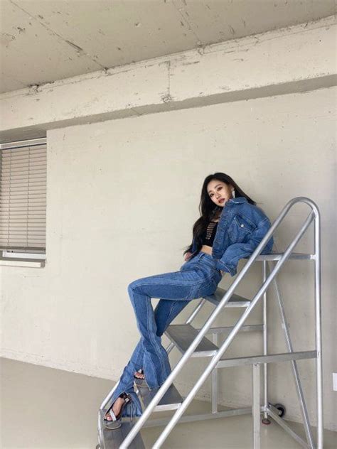 Debut에 있는 핀 자켓 키스 소녀