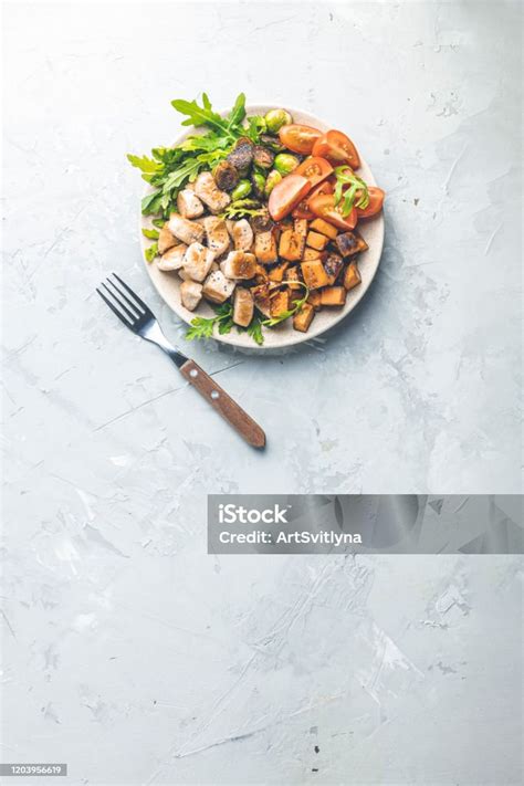 건강한 음식 베이킹 치킨 고기 튀긴 고구마와 브뤼셀 콩나물의 접시 상단보기 밝은 회색 콘크리트 표면 평평한 평신도 0명에 대한 스톡 사진 및 기타 이미지 Istock