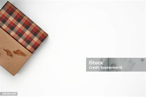 흰색 배경에 선물 상자 복사 공간 평평한 평지 모의 상단 보기 0명에 대한 스톡 사진 및 기타 이미지 0명 계절 공휴일 Istock