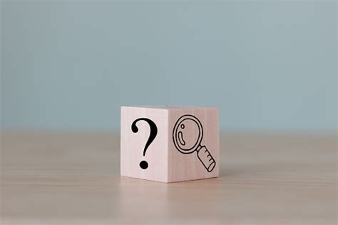 물음표 기호를 분석하기 위해 그림 돋보기가있는 나무 큐브 블록이 테이블 위에 격리되어 있습니다 문제 및 근본 원인 분석 개념 문제를 정의하여 해결책을 찾으십시오 조언에 대한