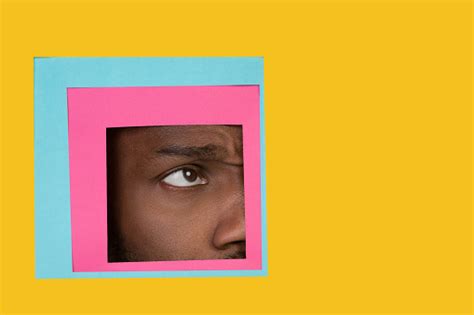 노란 배경에서 육로 광장을 들여다 보는 아프리카계 미국인 남성의 눈 감정에 대한 스톡 사진 및 기타 이미지 감정 개념 구멍 Istock