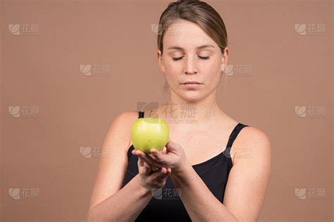 可爱的女孩喜欢吃苹果和水果食品