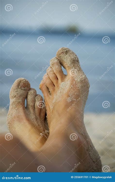 Pieds Nus Sur La Plage Couverte De Sable Image Stock Image Du Pied Groupe