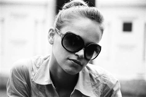 портрет девушки в солнцезащитных очках Konstantin Kanta ИЕРОГЛИФ