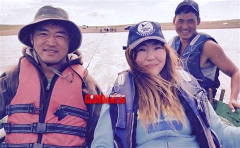 А Сүхбатын охин хойт эхтэйгээ чацуу юу