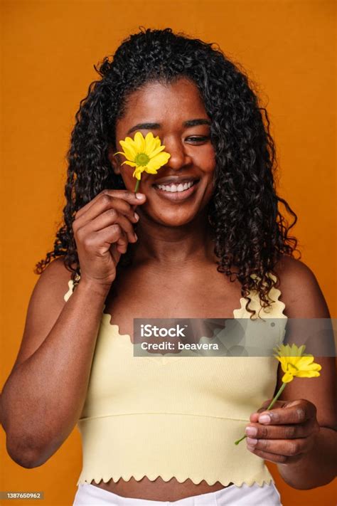 데이지 꽃으로 눈을 가리는 쾌활한 아프로 여성의 중간 허리 초상화 부케에 대한 스톡 사진 및 기타 이미지 부케 아프리카계 미국 민족 여름 Istock