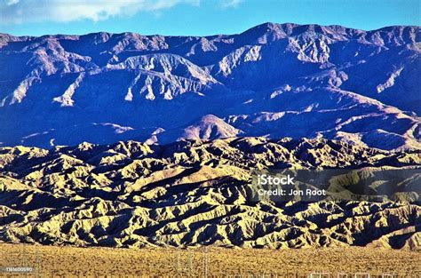 산 안드레아스 지질 단층 선 배경에 조슈아 트리 국립 공원에서 작은 샌 버나디노 산맥과 팜 스프링스 캘리포니아 미국 근처 코첼라