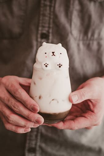 카페에서 우유 거품과 에스프레소가 있는 바리 스타가 만든 카페 라 떼 아트 베어 라떼에 대한 스톡 사진 및 기타 이미지 라떼 바리스타 사진 이미지 Istock