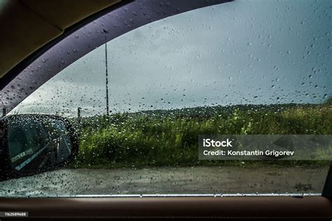 차는 비에 간다 내부에서 볼 수 있습니다 앞 유리에 빗방울 가시성 이 좋지 않으며 위험한 운전 거리에 대한 스톡 사진 및 기타 이미지 Istock