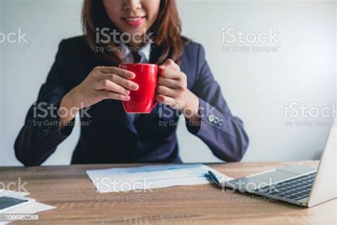 비즈니스 재무 관리자 사무실 책상 손에 커피 브레이크 시간에 붉은 한 잔 들고 앉아 개념에 대한 스톡 사진 및 기타 이미지 개념 건축 경영자 Istock