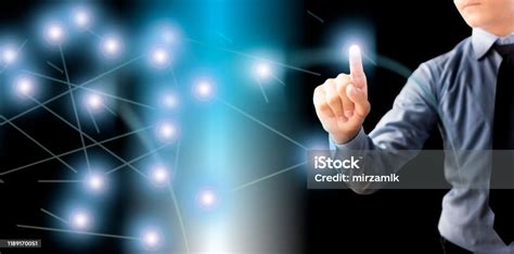 디지털 배경에 고립 된 얼굴없는 사업가의 절반 길이 샷과 마커 펜을 들고 디지털화의 디지털 화면 개념에 일부 점에 합류 가리키기에 대한 스톡 사진 및 기타 이미지 Istock