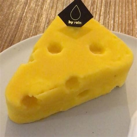 만화 톰과 제리에서 나오는 구멍 송송 뚫린 치즈 실사판 등장 중곡역 에 위치한 카페 바이레인byrain1의 핫한 메뉴 제리의 치즈케이크랍니다 꾸덕꾸덕하고