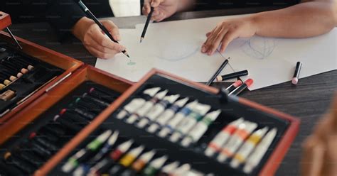 미술 수업에서 아이들이 그림을 그리는 것을 돕는 자른 교사 사진 Unsplash의 페인트 이미지