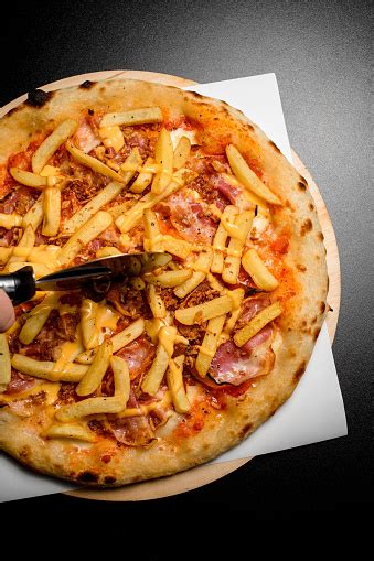 피자 커터로 자른 감자 튀김과 베이컨 조각을 곁들인 뜨거운 피자의 상위 뷰 감자 요리에 대한 스톡 사진 및 기타 이미지 감자 요리 감자튀김 겨자 Istock