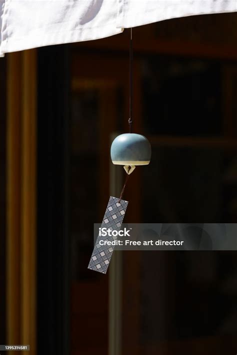 일본의 여름 전통인 Furin이라는 바람이 불어오는 가게의 처마가 걸려 있습니다 일본 창문 차임벨에 대한 스톡 사진 및 기타