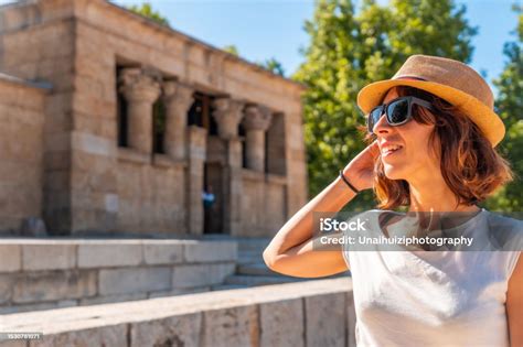 이집트 마드리드 시에 있는 데보드 신전 일몰 속 고대 이집트 사원에서 모자를 쓴 젊은 관광객 여성 40 44세에 대한 스톡 사진 및 기타 이미지 Istock