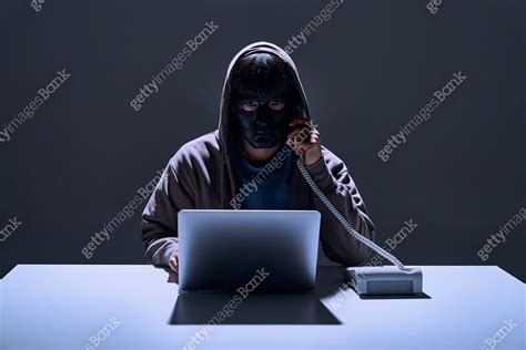 대한민국 한국 범죄 스미싱 보이스피싱 피싱 부정행위 컨셉 범죄 사회이슈 범인 역할 이미지 Jv13130469 게티이미지뱅크