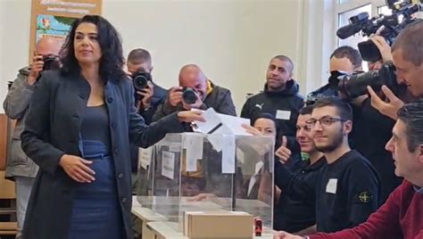 ПИК Tv Ваня Григорова гласува първа с изгрева избра хартиената бюлетина и захапа Васил