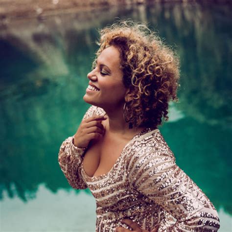 Media Laila Adèle Official