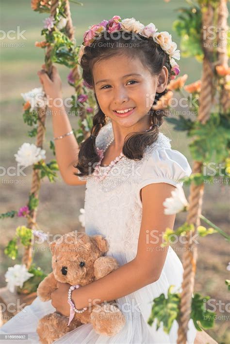美しい少女 おもちゃのストックフォトや画像を多数ご用意 おもちゃ プレーする ポートレート Istock