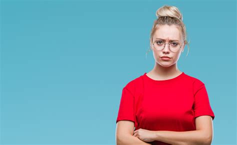 젊은 금발 여자 문제 때문에 고립 된 배경 의심과 긴장 찡그림 화가 안경 착용 부정적인 사람입니다 감정에 대한 스톡 사진 및 기타 이미지 Istock