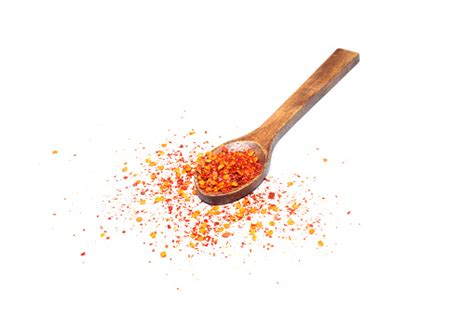 흰색 배경에 고립 된 나무 숟가락으로 빨간 갈은 파프리카 가루 또는 건조 칠리 페퍼 하바네로에 대한 스톡 사진 및 기타 이미지 하바네로 고추류 컷아웃 Istock